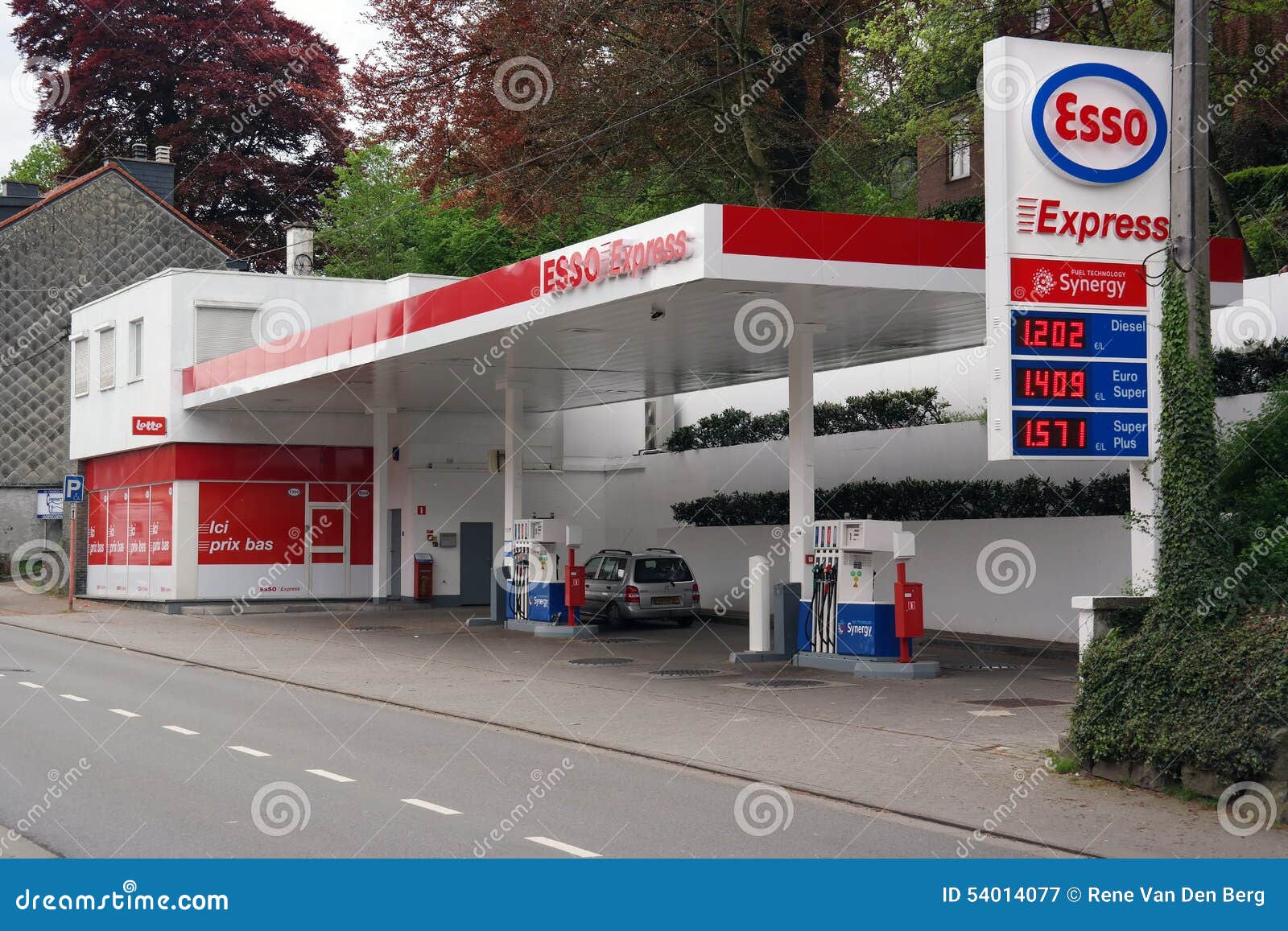 Gasolinera expresa de Esso fotografía editorial. Imagen de licencia ...