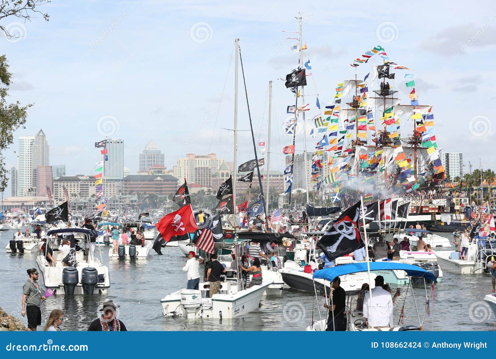 Gasparilla Pirate raid editorial stock image. Image of channel - 108662424