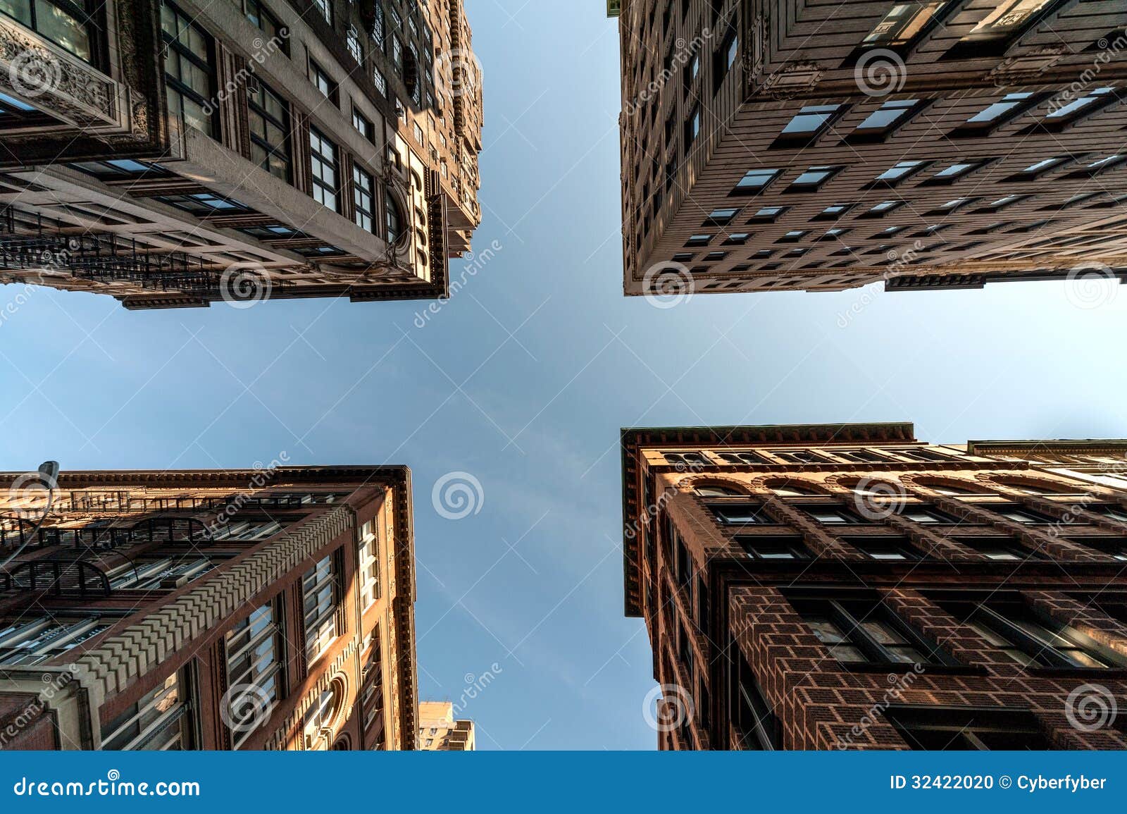 Gastos Indirectos De Cuatro Edificios Y El Cielo. Foto de archivo ...
