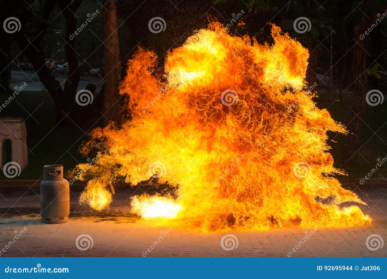 Gasvlam En Explosief Van Gas Stock Foto - Image of cilinder, brandbaar ...