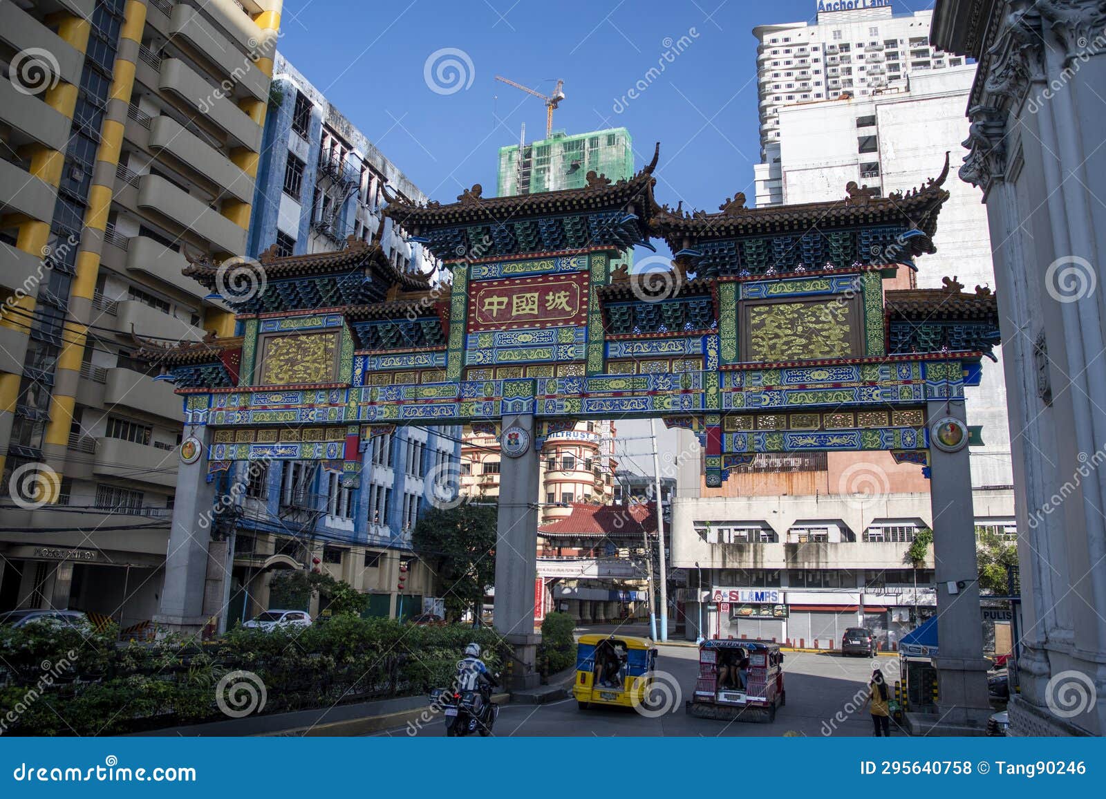 Gate of the Chinatown in Binondo District Manila Editorial Stock Photo ...