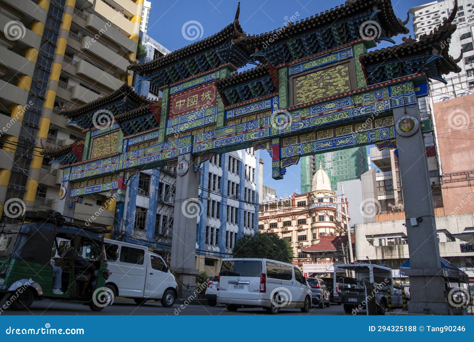 Gate of the Chinatown in Binondo District Manila Editorial Stock Photo ...