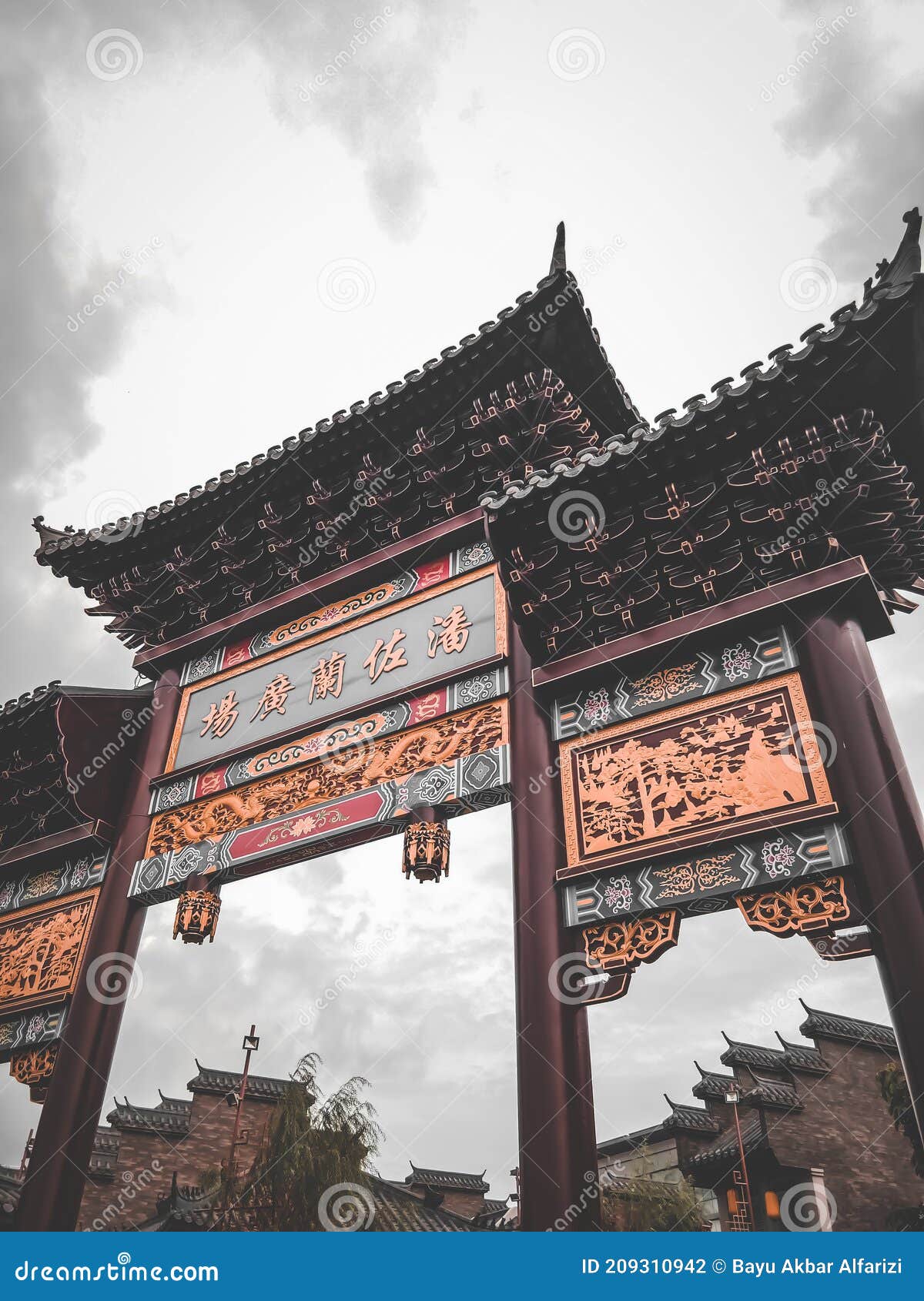 The Gate at Chinatown editorial photography. Image of city - 209310942