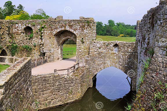Gate of Leeds Castle stock image. Image of trees, landmark - 20891365