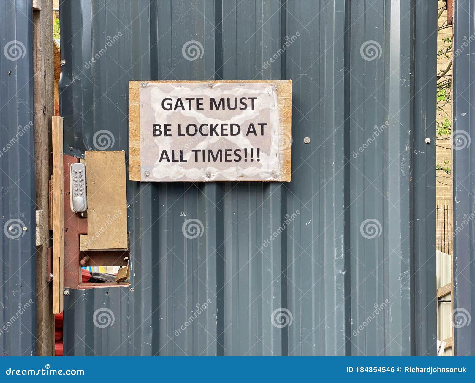Gate Must Be Locked at All Times Security Sign at Construction Site ...