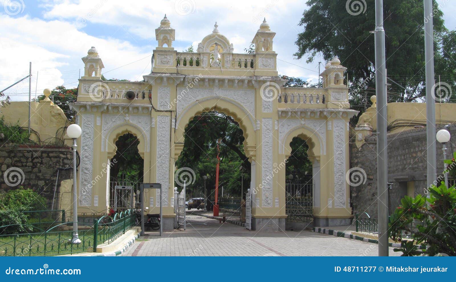 Gate of Mysore city palace editorial photography. Image of city - 48711277