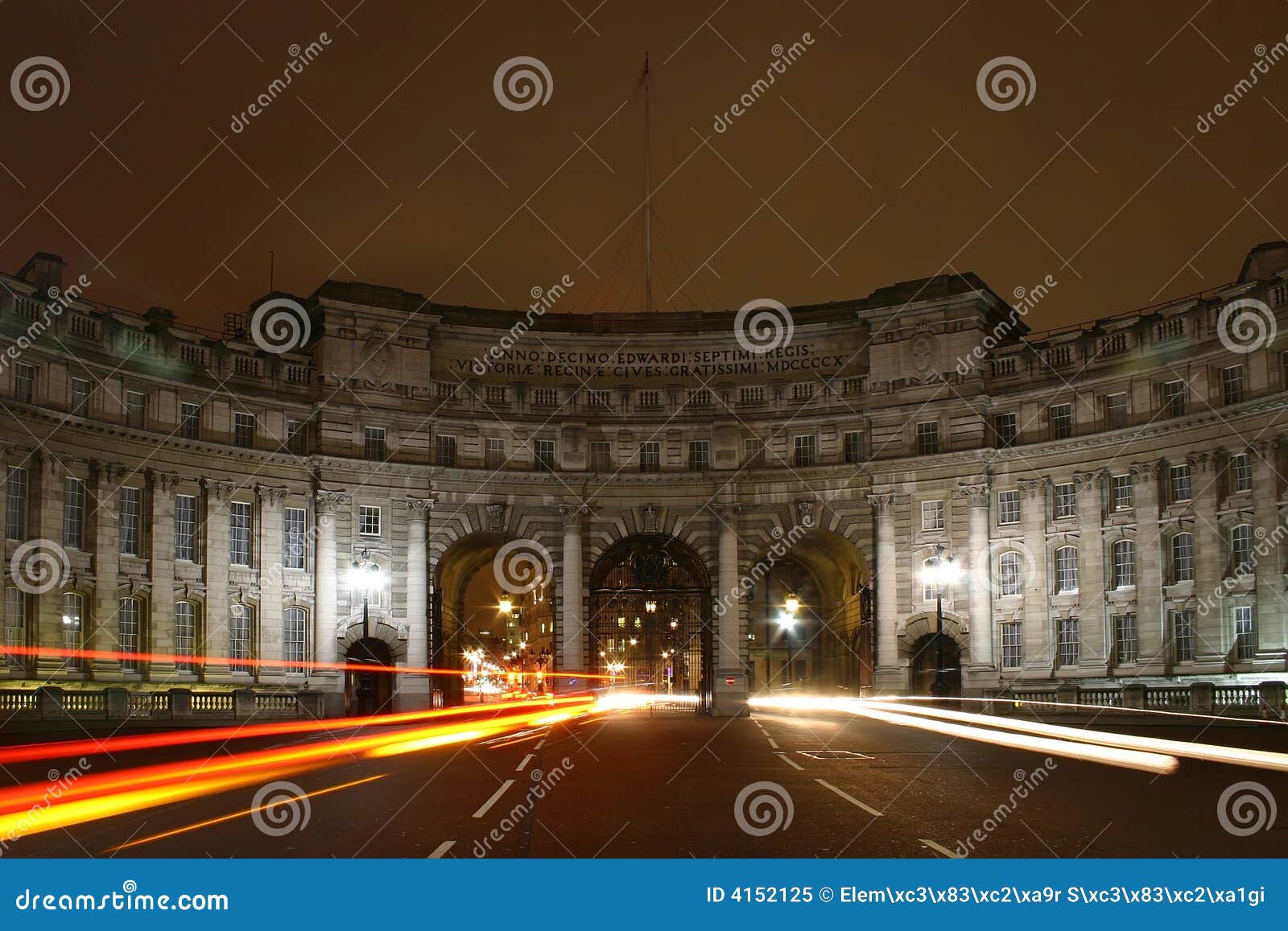 Gate at Trafalgar Square with Traffic Editorial Image - Image of ...