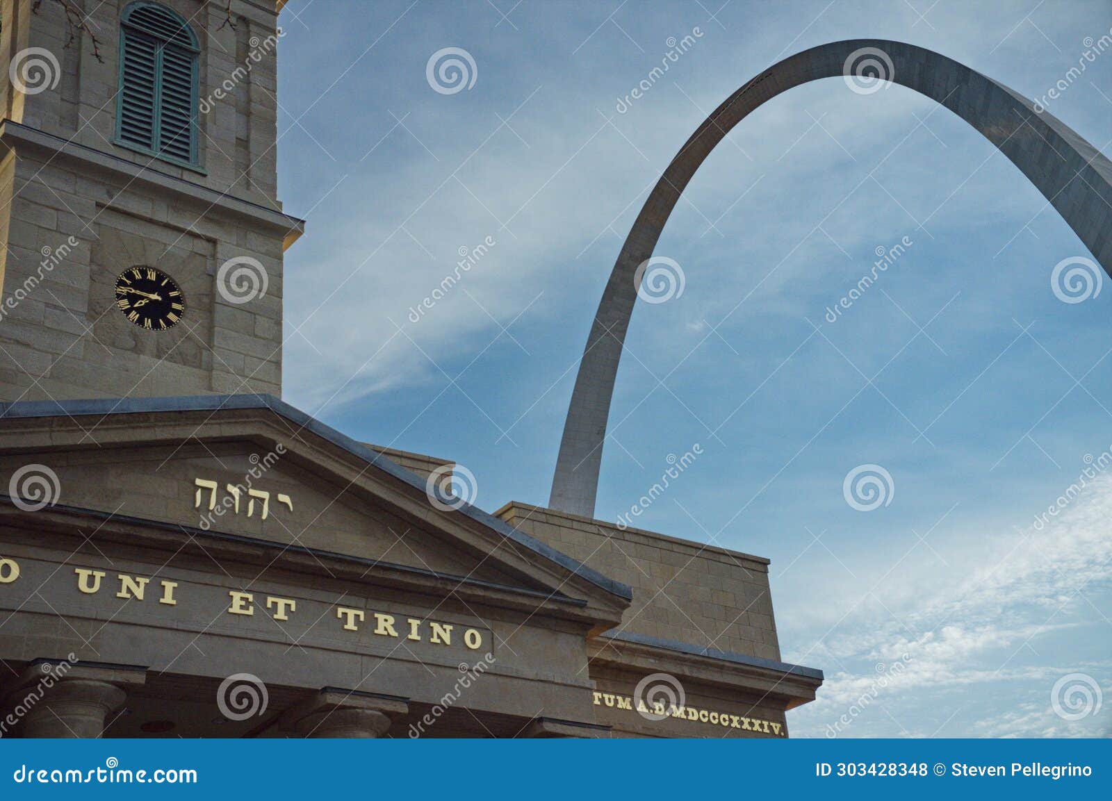 The Gateway Arch Behind the Old Cathedral Editorial Stock Photo - Image ...