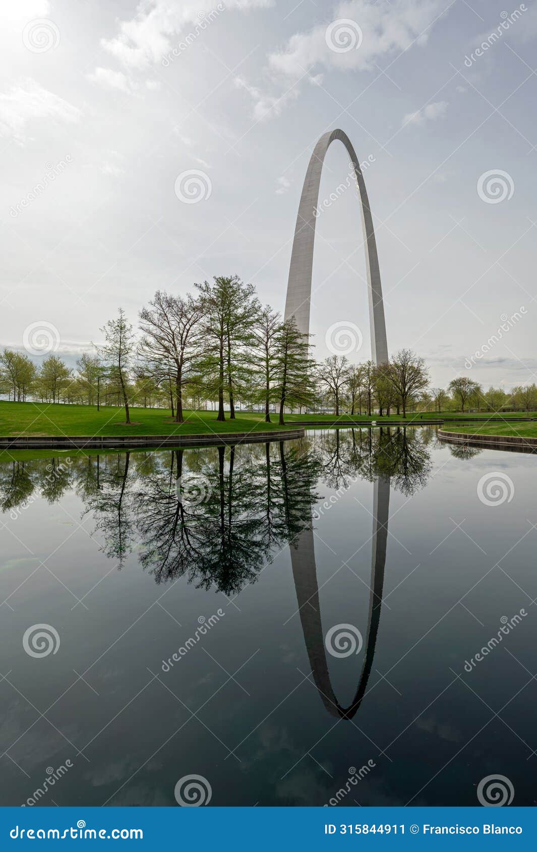 Gateway Arch Reflected in Reflecting Pool in Gateway Arch National Park ...