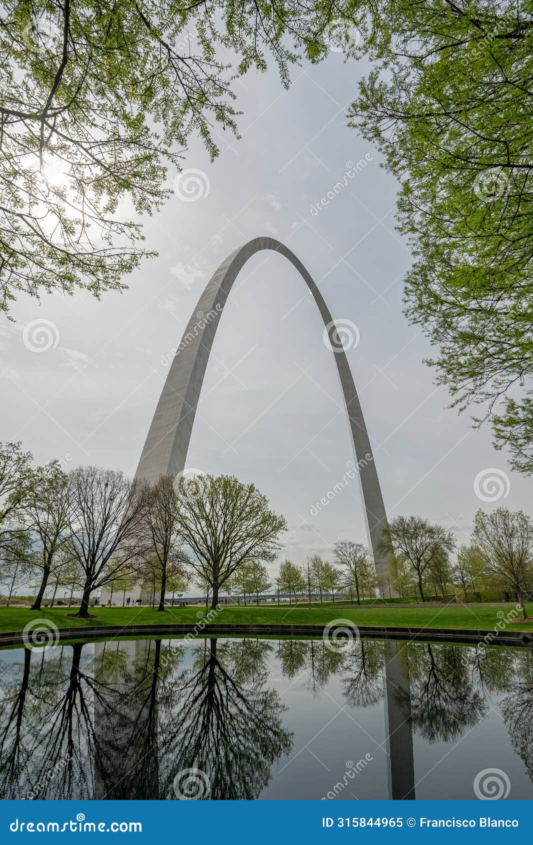 Gateway Arch Reflected in Reflecting Pool in Gateway Arch National Park ...