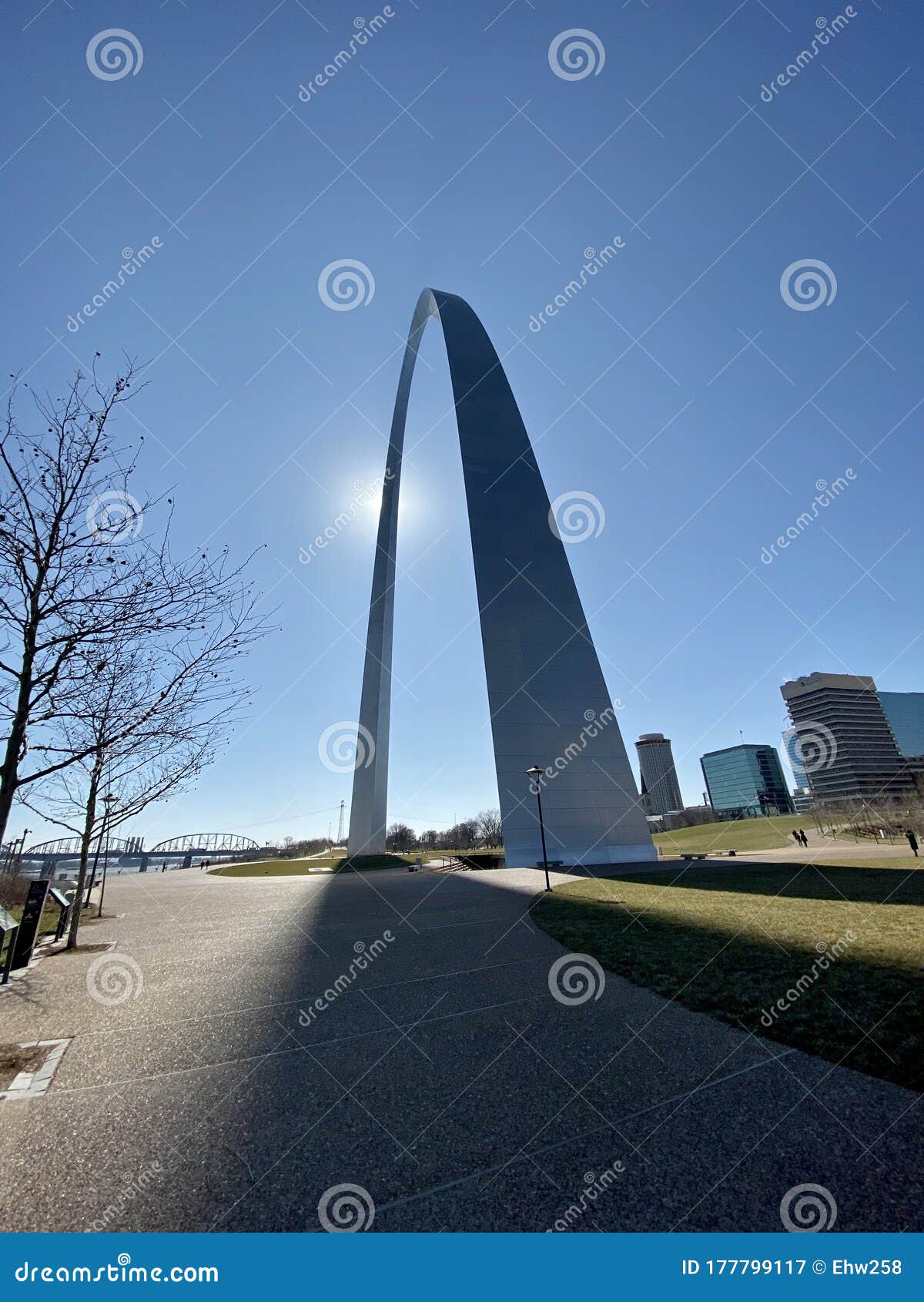 Gateway Arch in St. Louis editorial photography. Image of outdoors ...