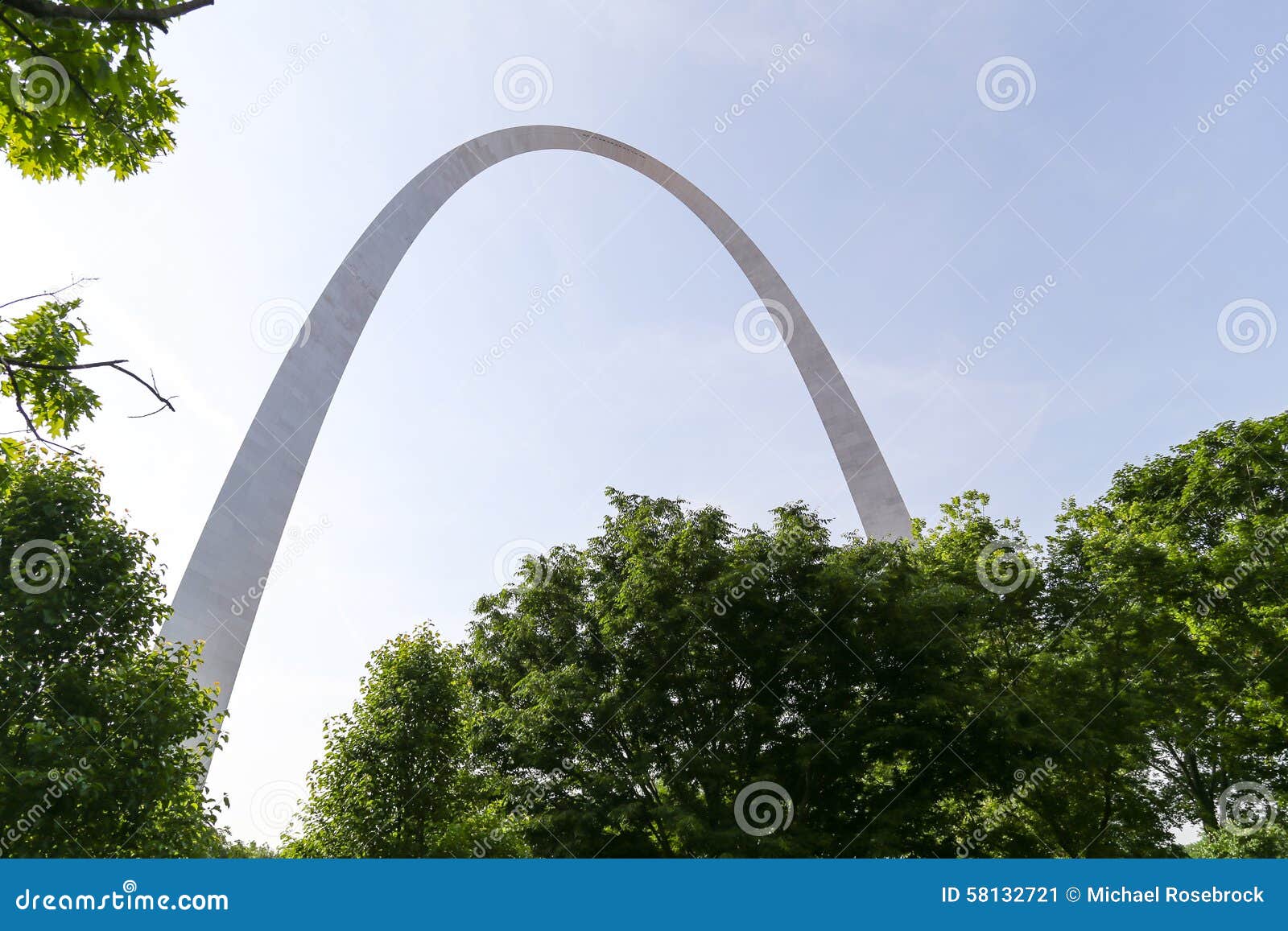 Gateway Arch and Trees editorial photo. Image of memorial - 58132721