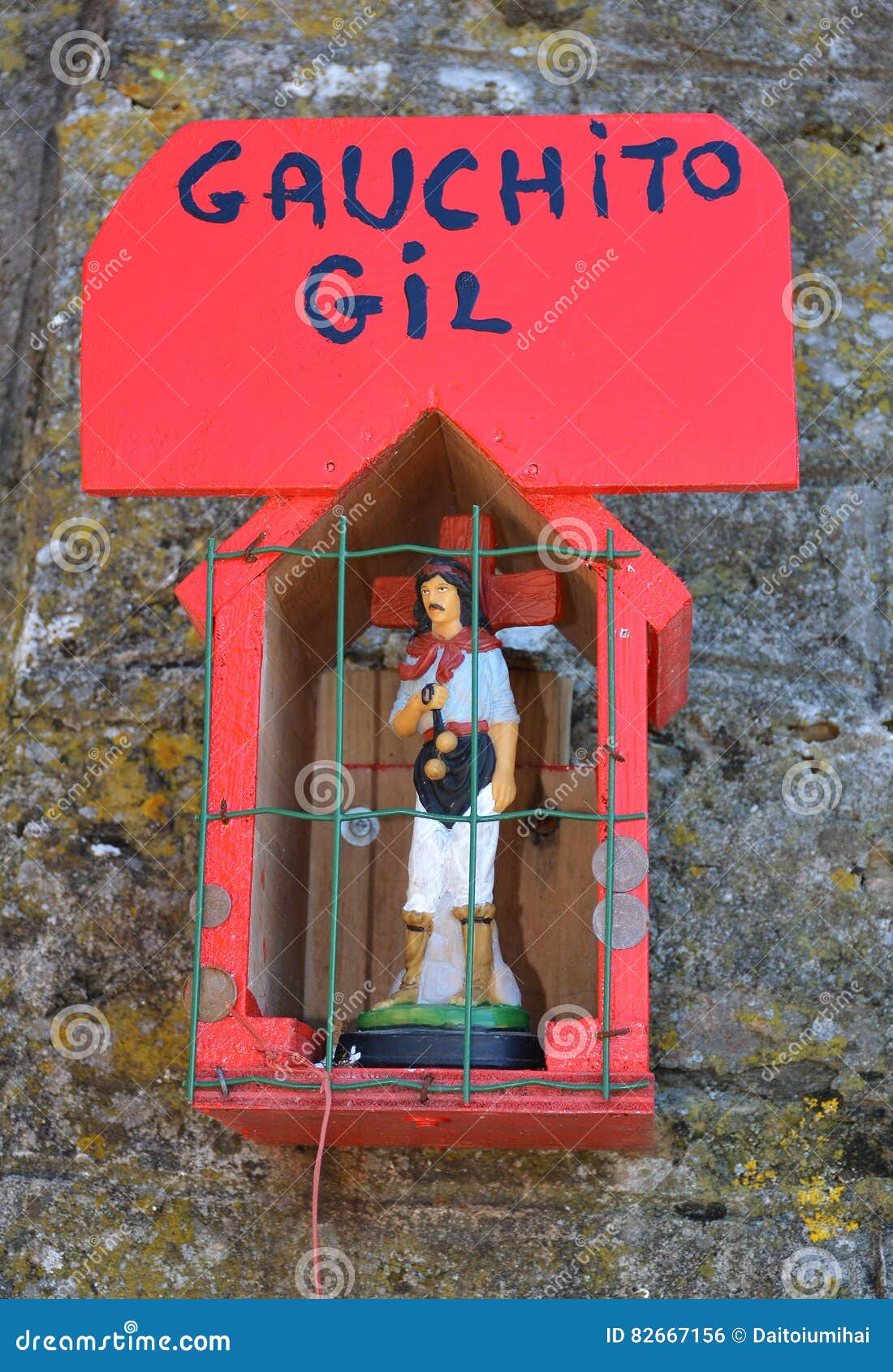 Gauchito gil standbeeld stock foto. Image of rood, traditioneel - 82667156