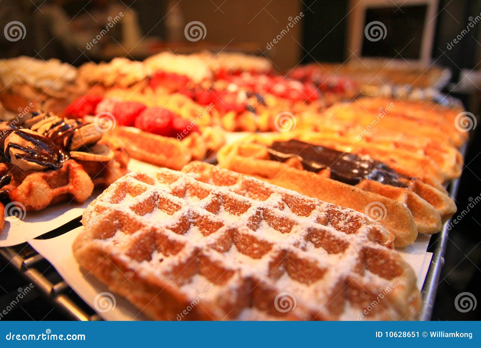 Gaufres belges image stock. Image du fraise, poudre, cuisinier - 10628651