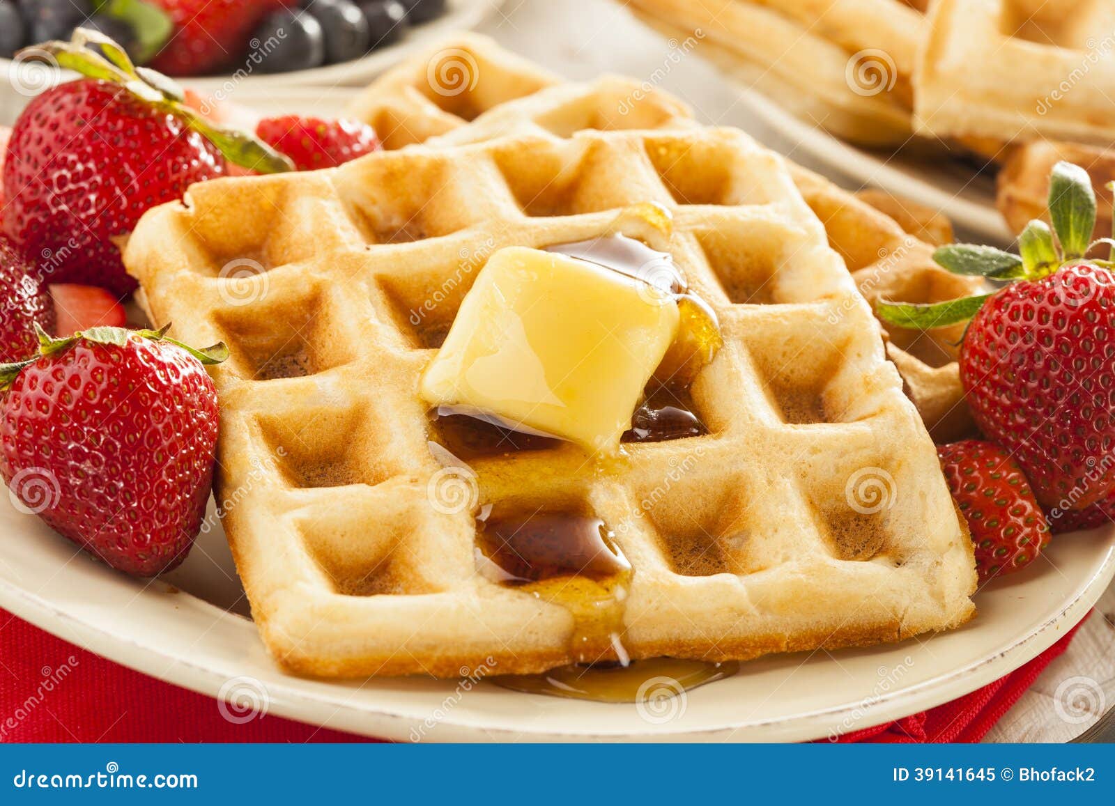 Gaufres Belges Faites Maison Avec Le Fruit Image stock - Image du crème ...