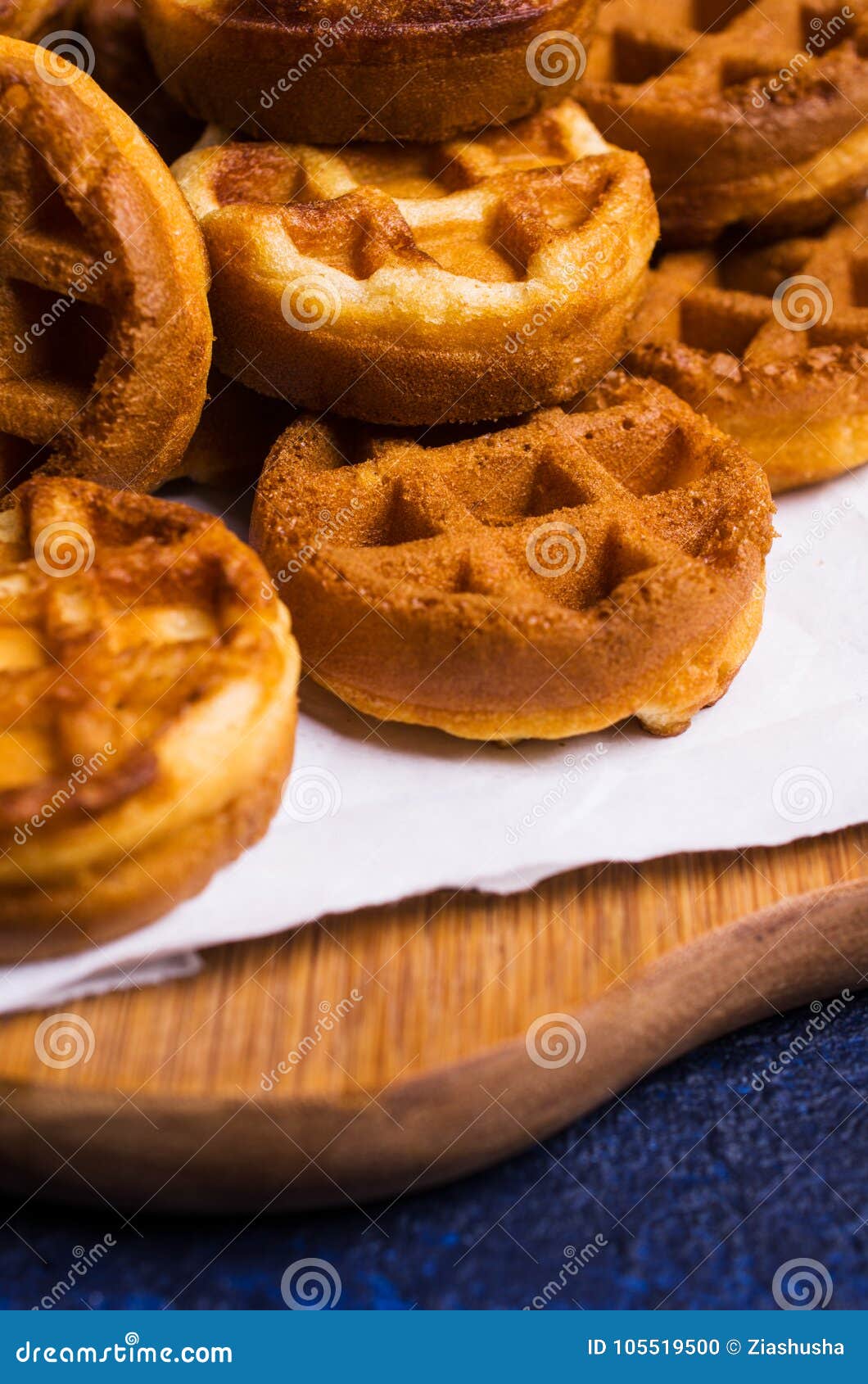Gaufres Belges Rondes Traditionnelles Photo stock - Image of farine ...