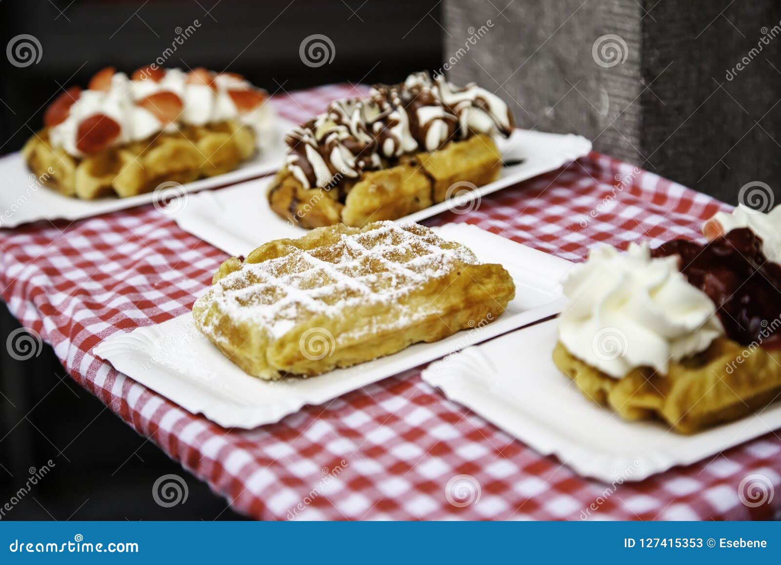 Gaufres belges typiques image stock. Image du fruits - 127415353