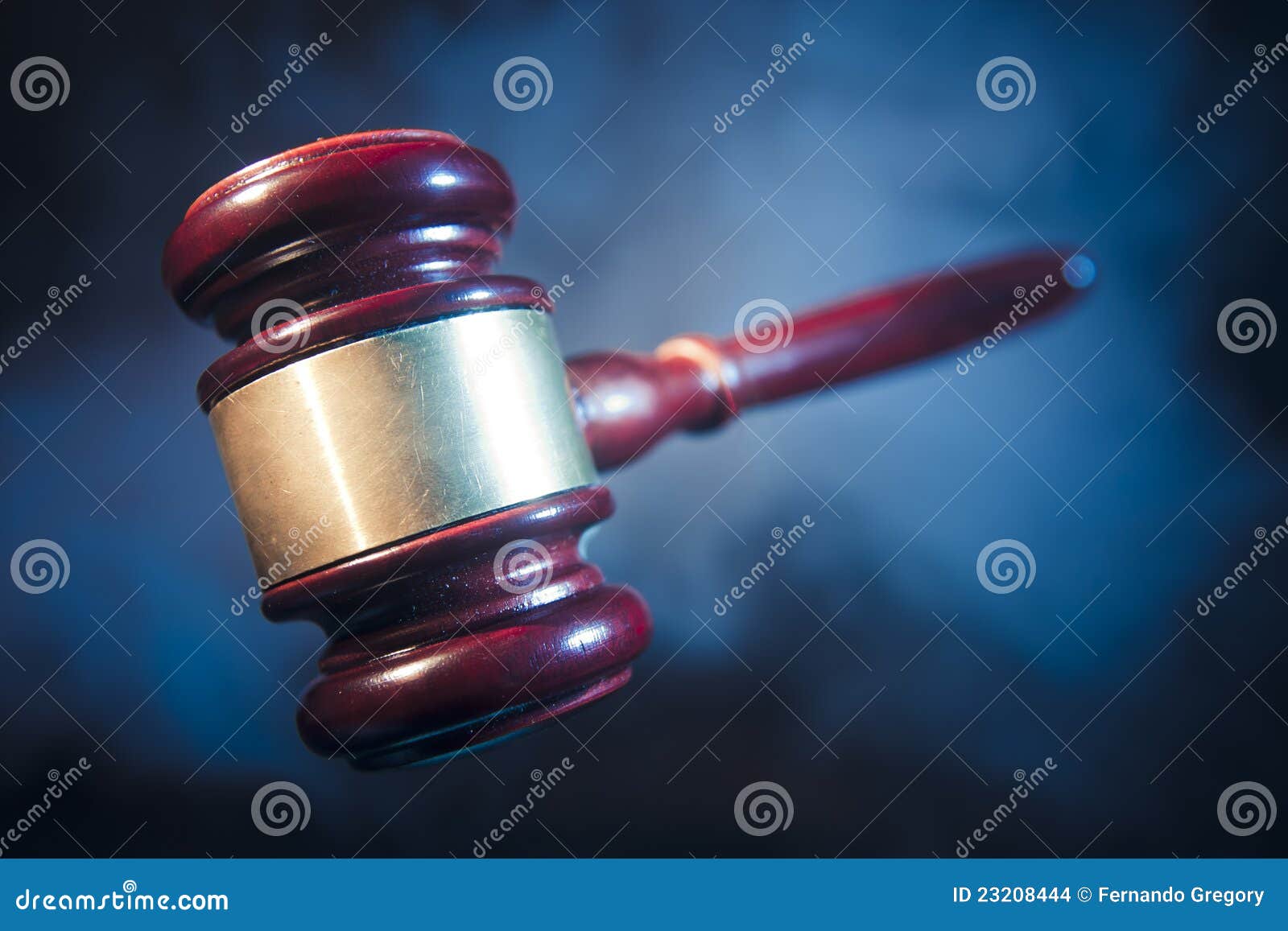 Gavel Do Juiz No Fundo Azul Foto de Stock - Imagem de culpado ...