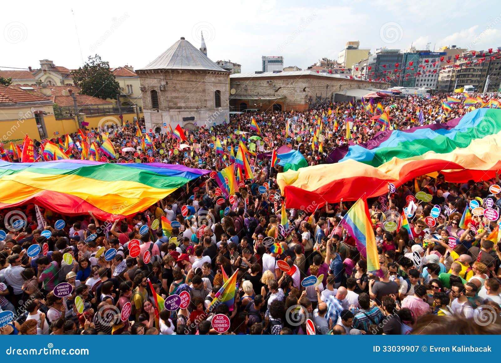 Gay Pride d'Istanbul LGBT photographie éditorial. Image du groupe ...