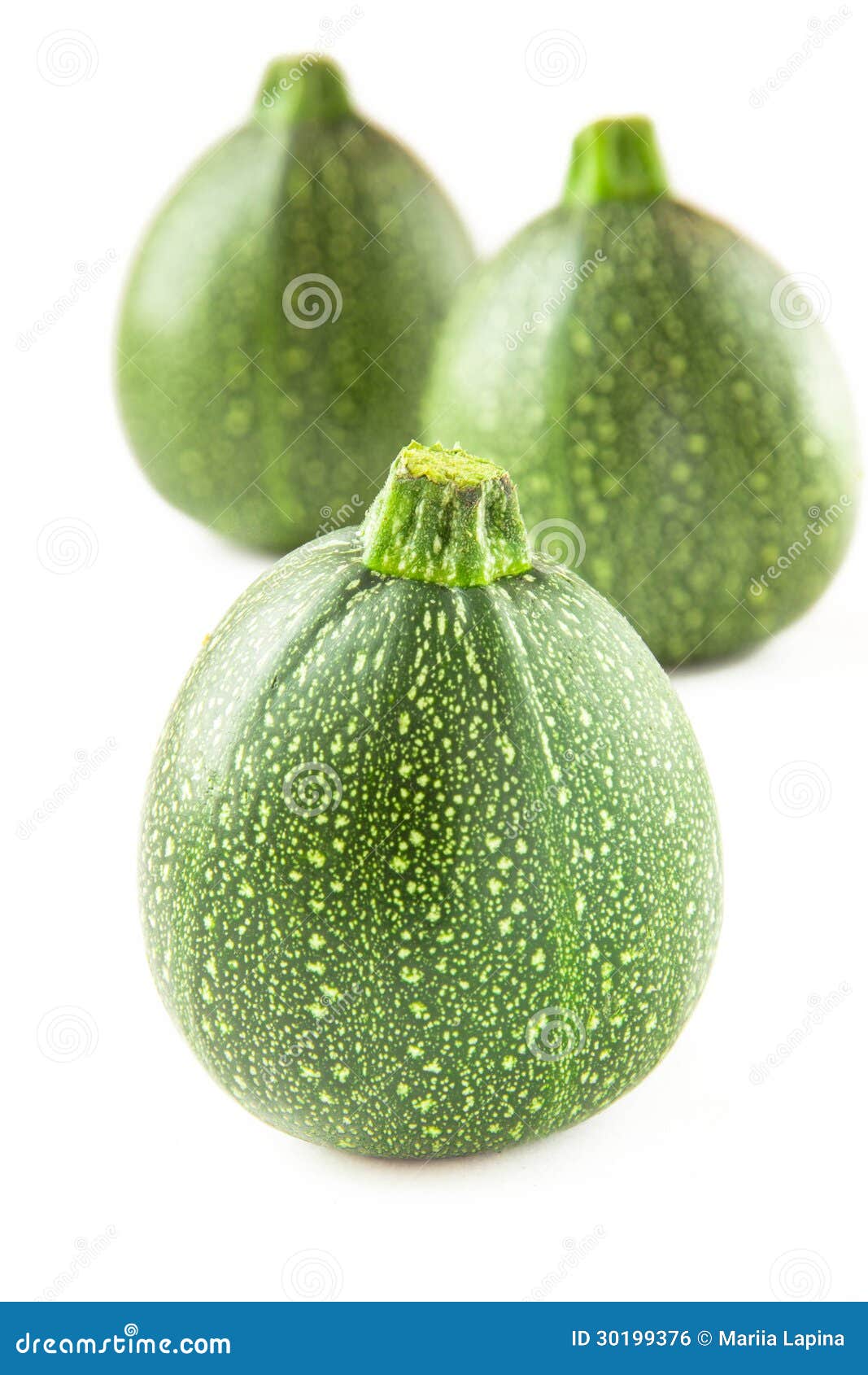 Geïsoleerde Om Courgette Op Wit Stock Foto - Image of koken, vers: 30199376