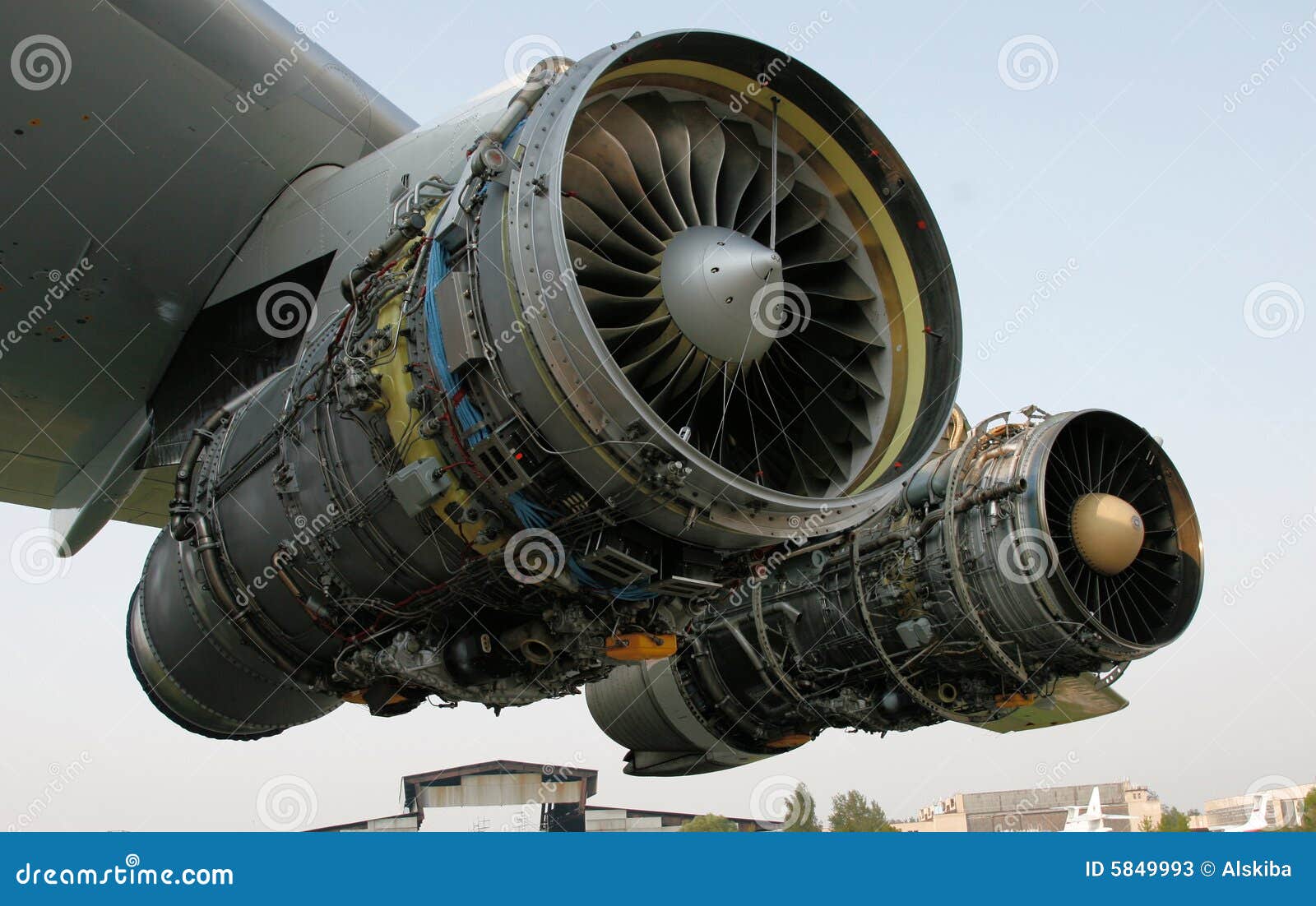 GEÖFFNETER ZWEI FLUGZEUGMOTOR Stockbild - Bild von antrieb, vorbeugend ...