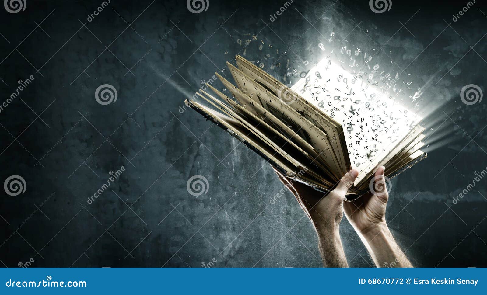 Geöffnetes Magisches Buch Mit Magischen Lichtern Stockfoto - Bild von ...