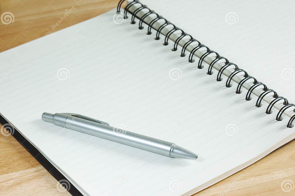 Geöffnetes Notizbuch Mit Stift Stockfoto - Bild von leerzeichen ...