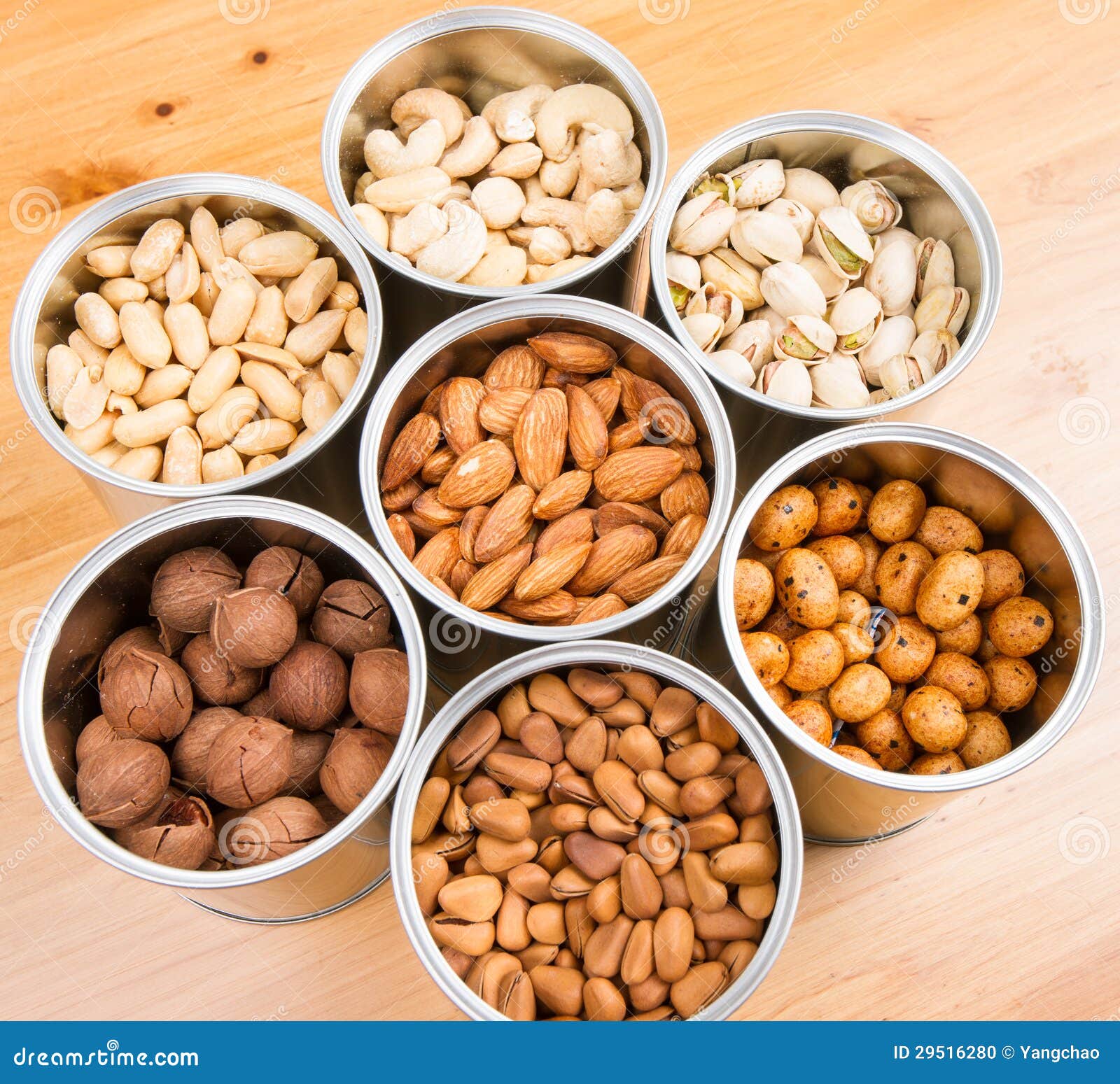 Geassorteerde Noten in De Pot Van Het Ijzer Stock Foto - Image of velen ...