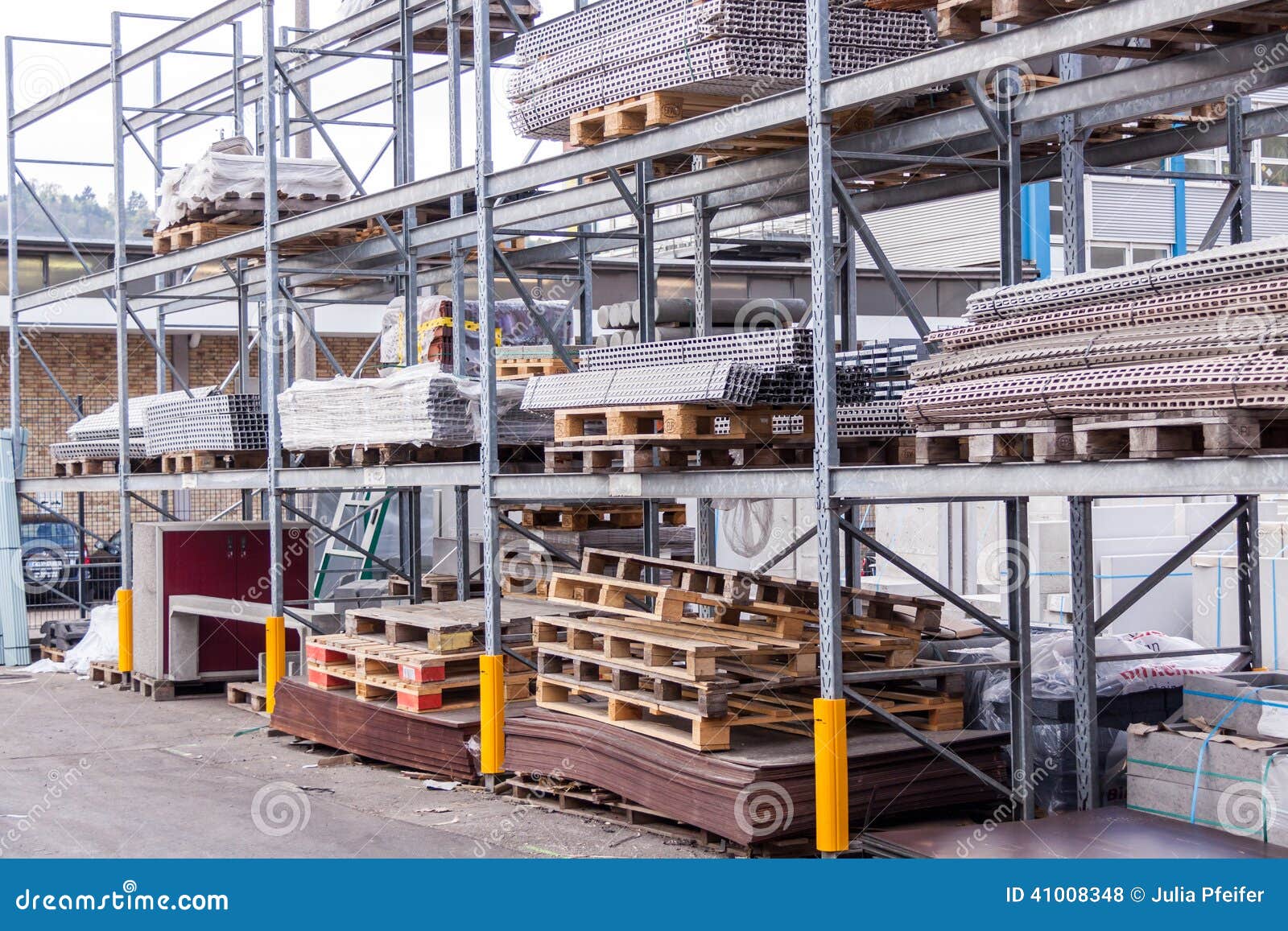 Gebäude Und Baumaterialien in Einem Lager Stockfoto - Bild von zubehör ...