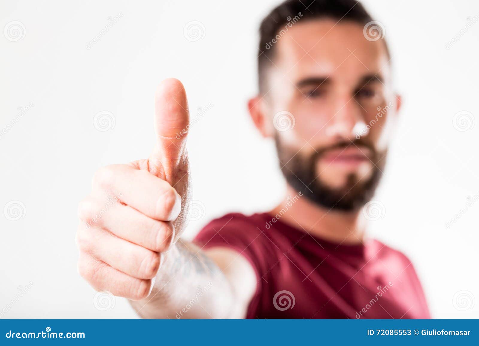 Gebaarde Mens Die Met Zijn Duim Omhoog Pronken Stock Afbeelding - Image ... Gebaarde Mens Die Met Zijn Duim Omhoog Pronken Stock Afbeelding - Image ...