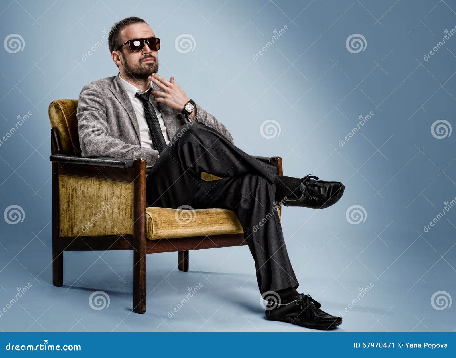 Gebaarde Mensenzitting Op Een Stoel Stock Afbeelding - Image of ...