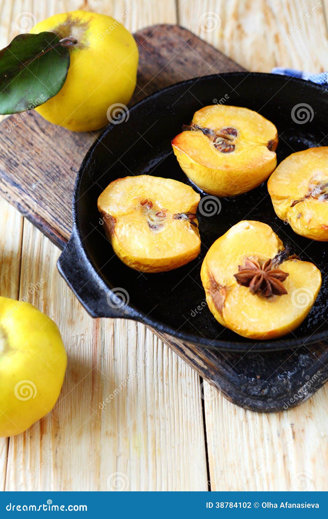 Gebackene Gelbe Quitte in Der Wanne Stockfoto - Bild von reif, gelb ...