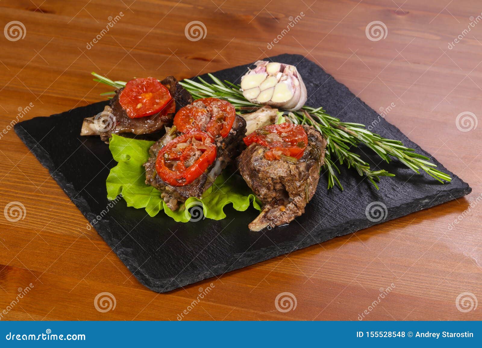 Gebackenes Elchfleisch Mit Tomaten Stockfoto - Bild von fett, blätter ...