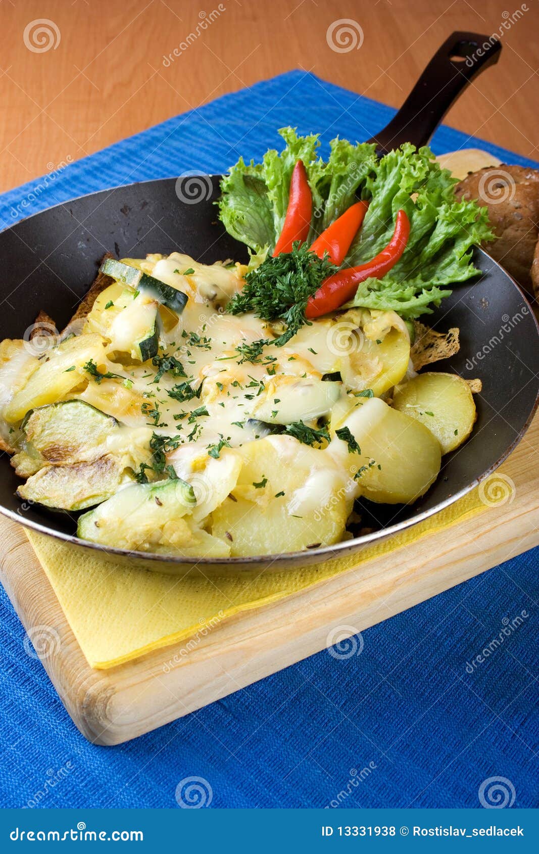 Gebakken Courgette Met Kaas Stock Foto - Image of diner, lunch: 13331938