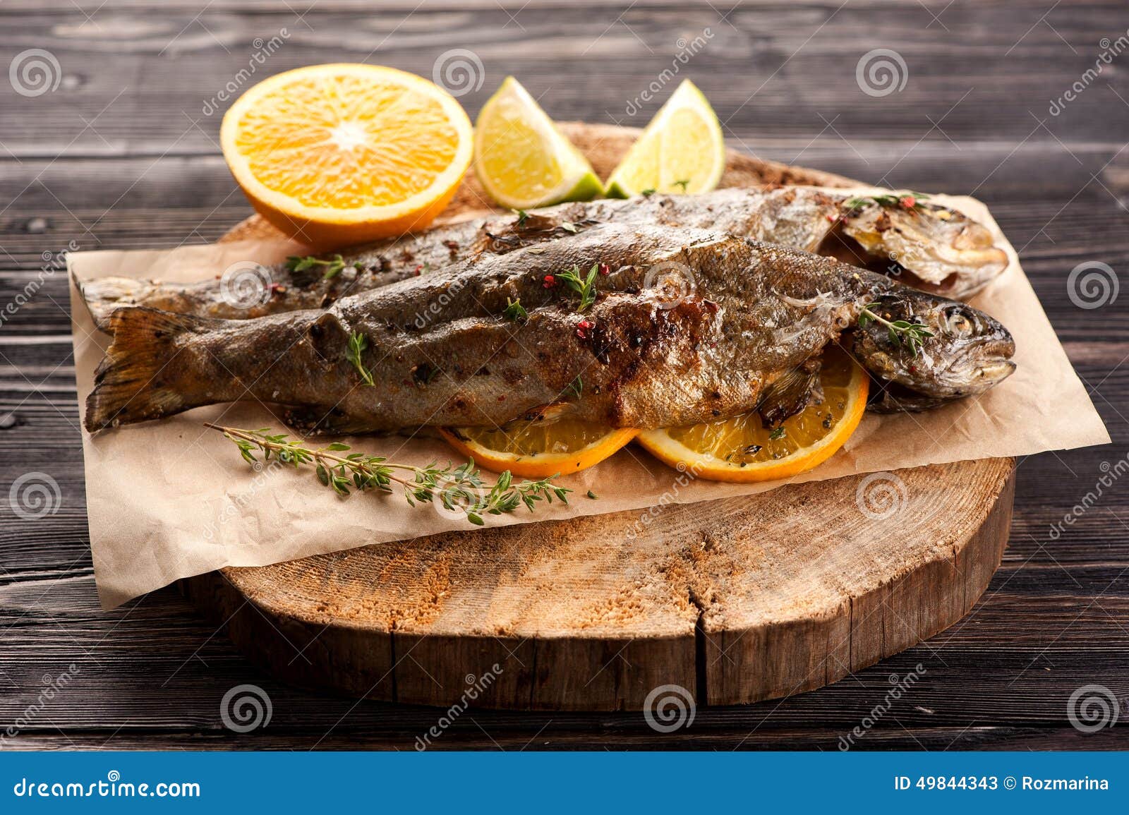 Gebakken forelvissen stock afbeelding. Image of maaltijd - 49844343