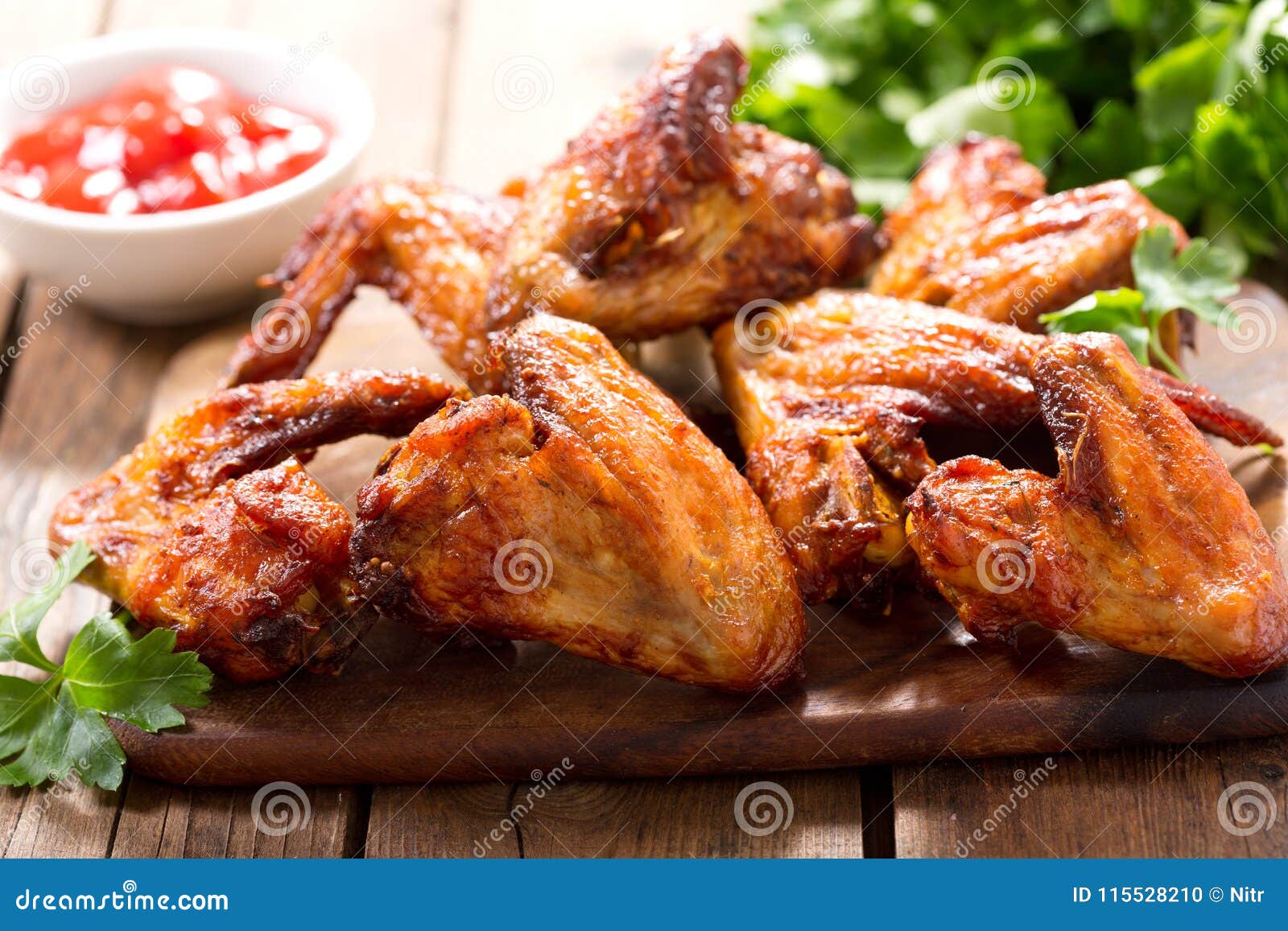 Gebakken kippenvleugels stock foto. Image of restaurant - 115528210