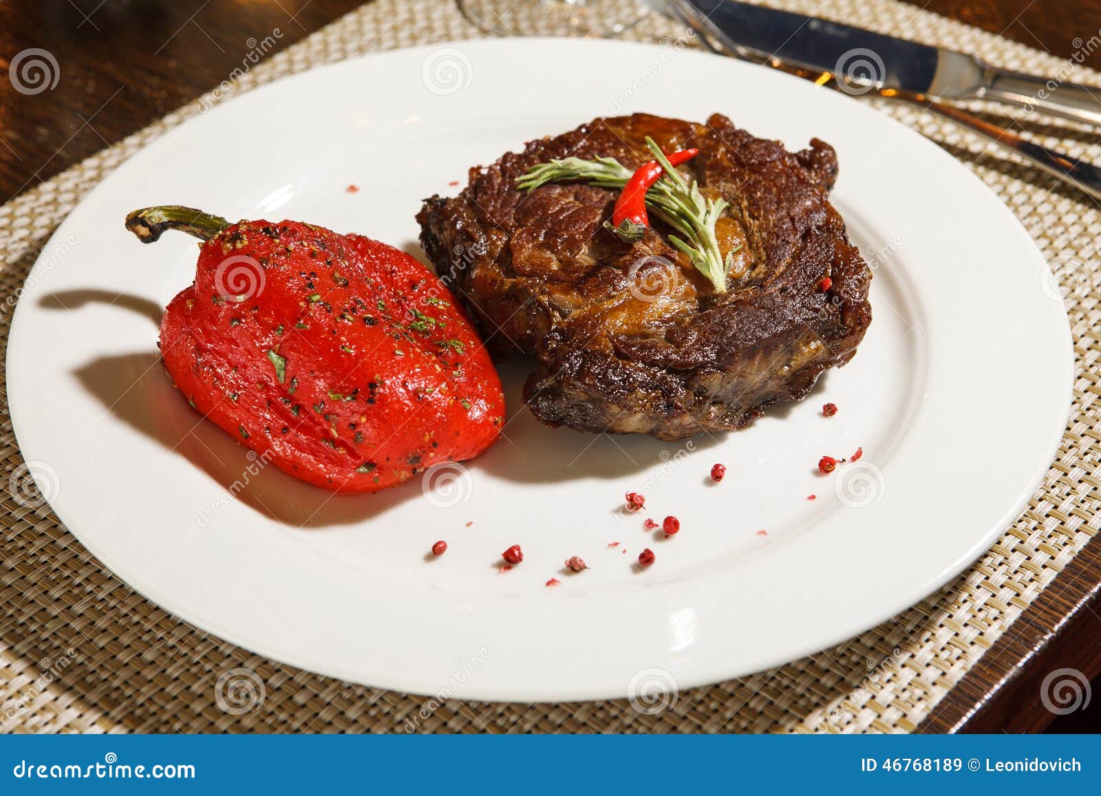 Gebakken vlees stock afbeelding. Image of groenten, paprika - 46768189