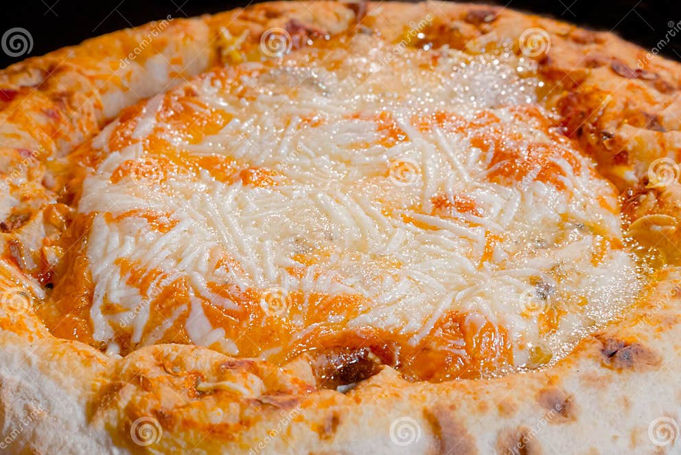 Gebakken Zelfgemaakte Kaaspizza Die in Een Elektrische Ovenmacro Dicht ... Gebakken Zelfgemaakte Kaaspizza Die in Een Elektrische Ovenmacro Dicht ...