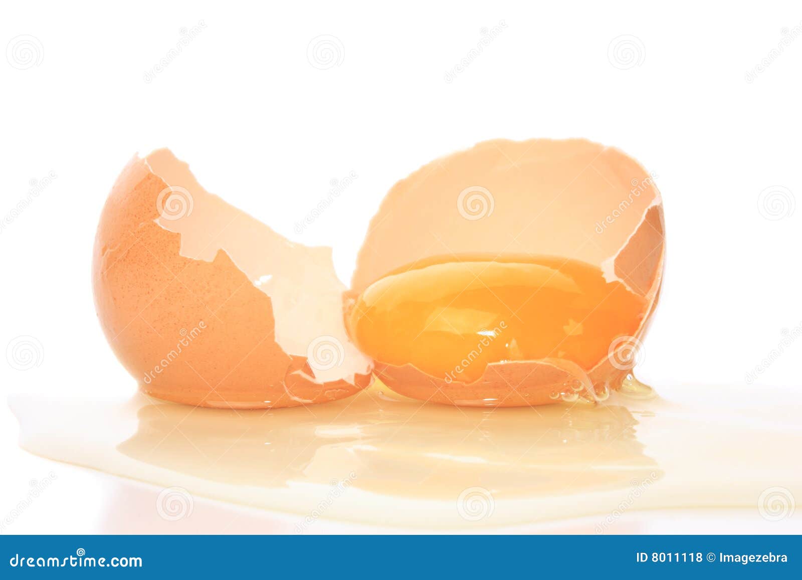 Gebarsten ei met dooier stock foto. Image of organisch - 8011118