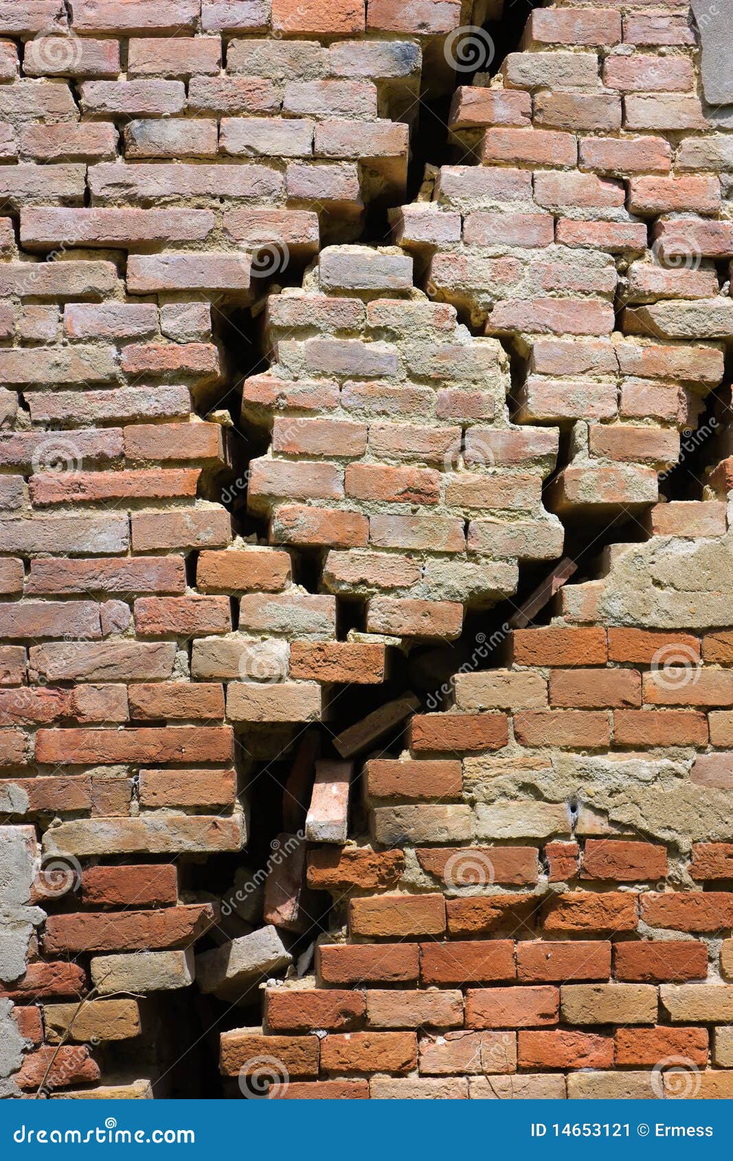 Gebarsten muur stock afbeelding. Image of verbrijzeld - 14653121