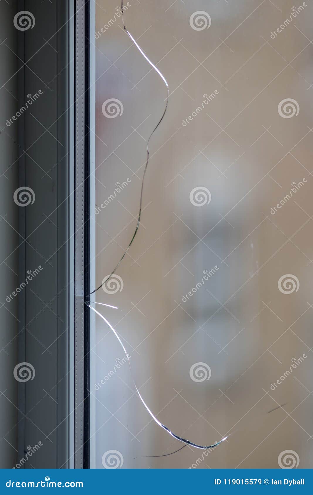 Gebarsten Venster Gebroken Glasruit in Double-glazing Stock Afbeelding ...