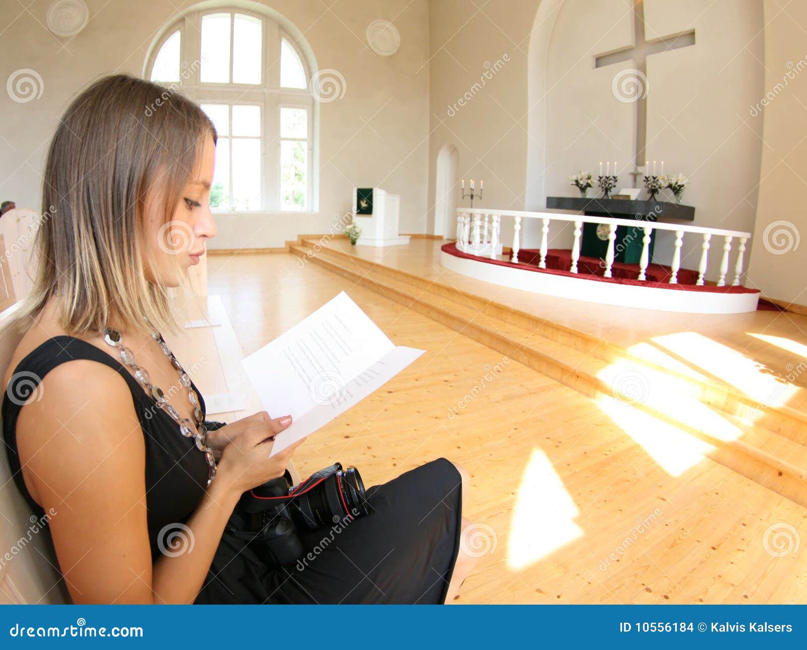 Gebed bij kerk stock foto. Image of bericht, hemel, binnen - 10556184