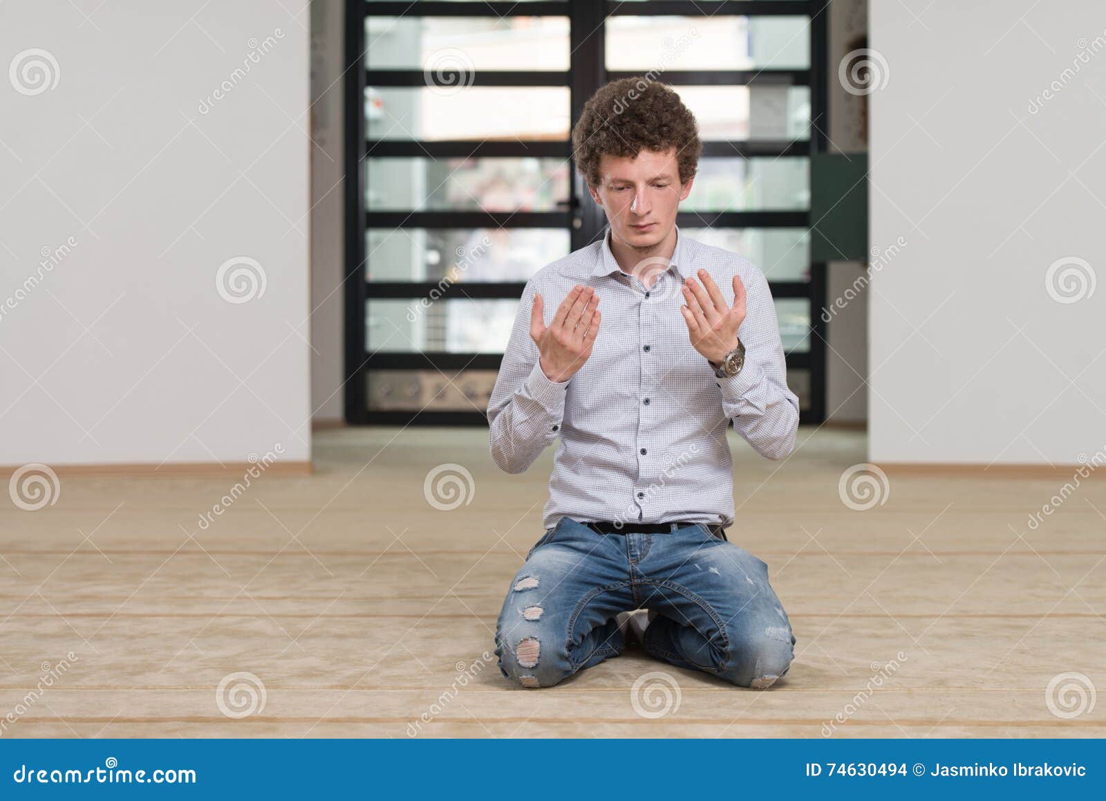 Gebed bij Moskee stock foto. Image of moskee, krullen - 74630494