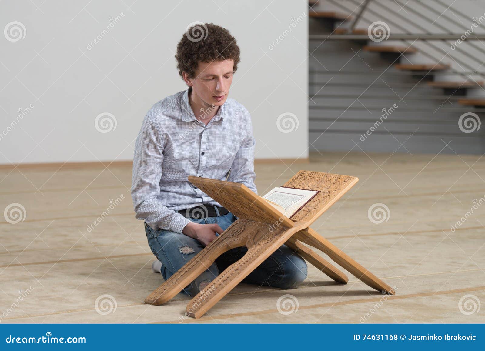 Gebed die de Koran lezen stock foto. Image of haar, krullen - 74631168