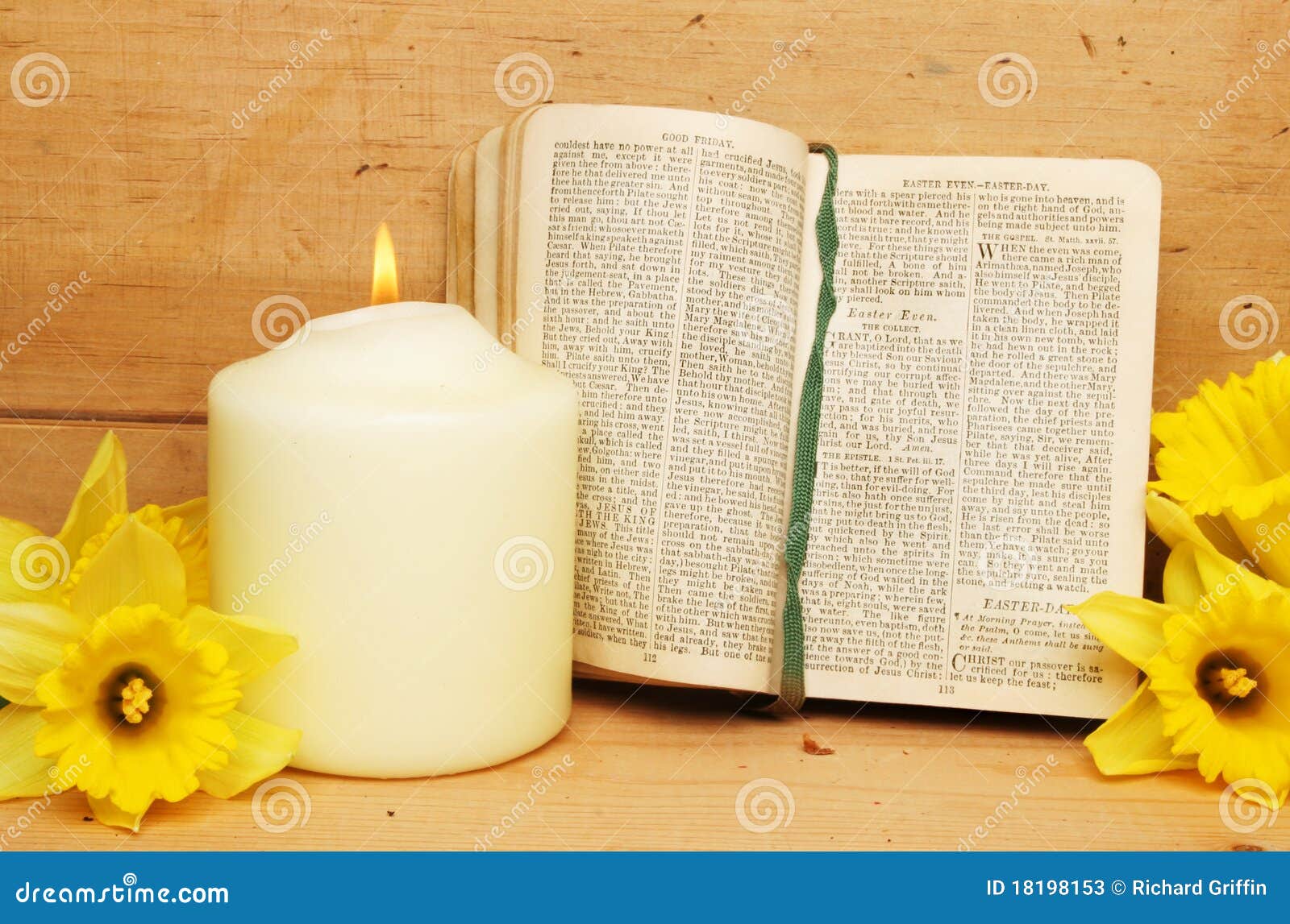 Gebetbuch und -kerze stockbild. Bild von christentum - 18198153