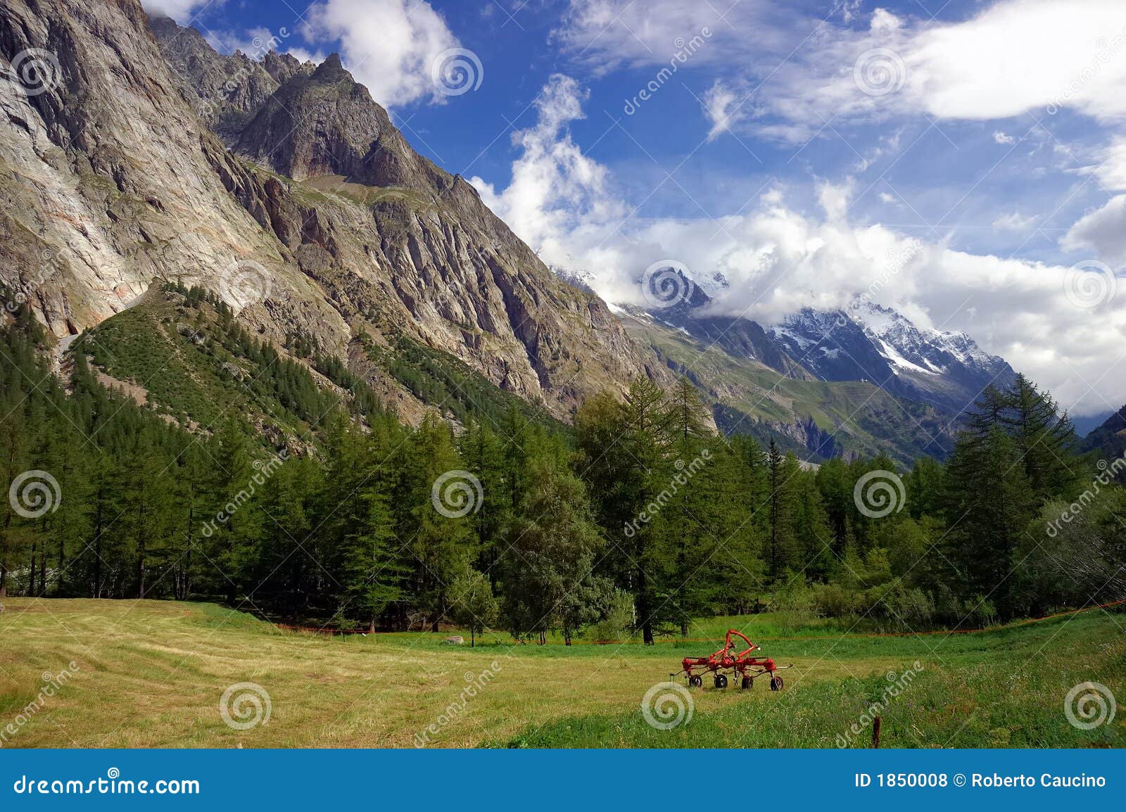 Gebirgstal stockfoto. Bild von berg, ferien, europa, sommer - 1850008