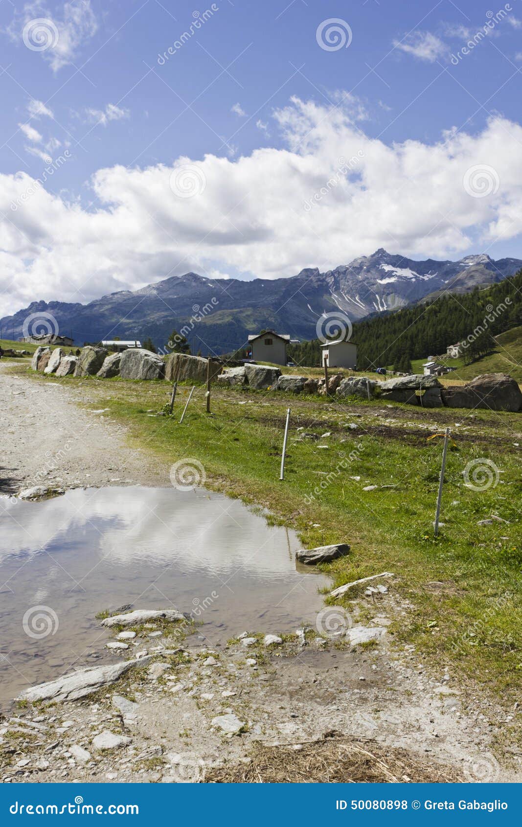 Gebirgsweg in Madesimo-Talsohle am Sommer Redaktionelles Stockfoto ...