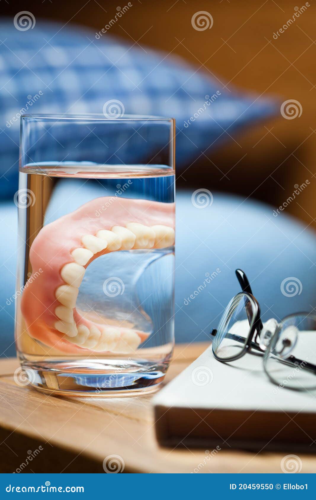 Gebiss in einem Glas. stockfoto. Bild von schauspiele - 20459550