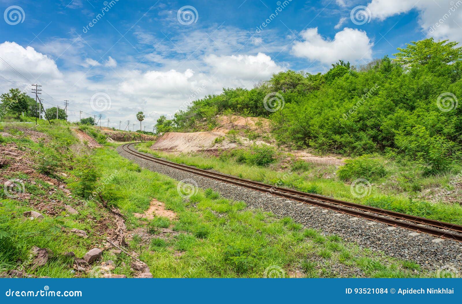 Gebogen Treinspoor Met Blauwe Hemel Stock Foto - Image of metaal ...