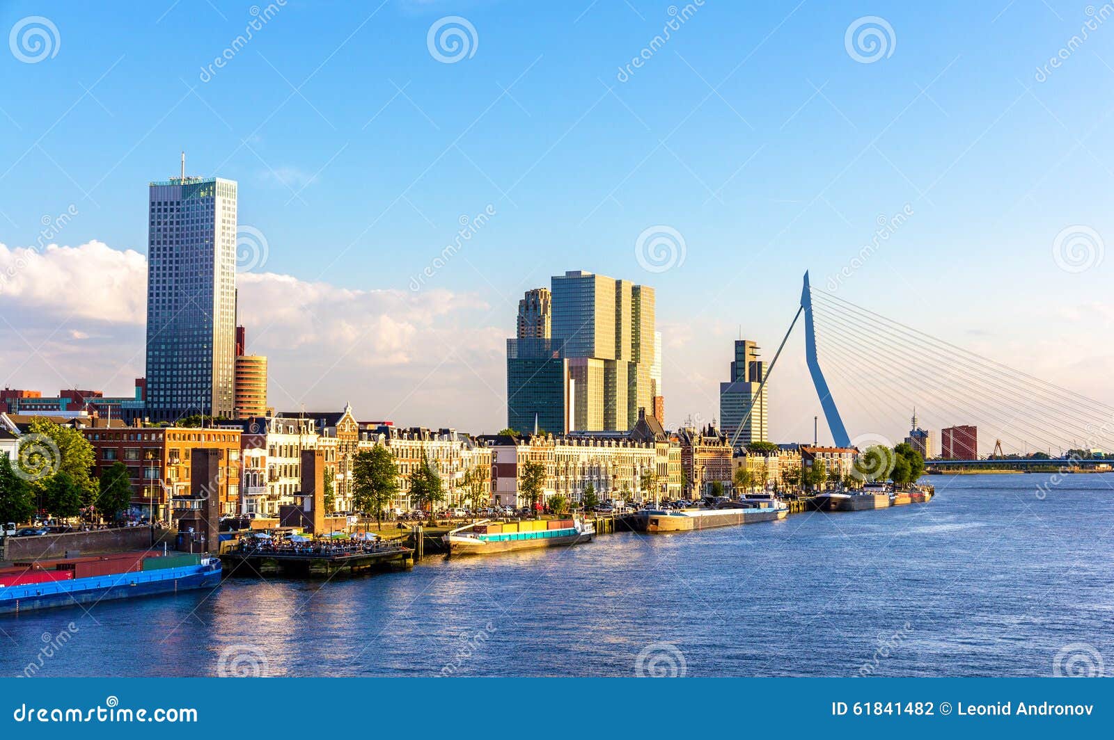 Gebouwen Op De Dijk Van Rotterdam Redactionele Fotografie - Image of ...